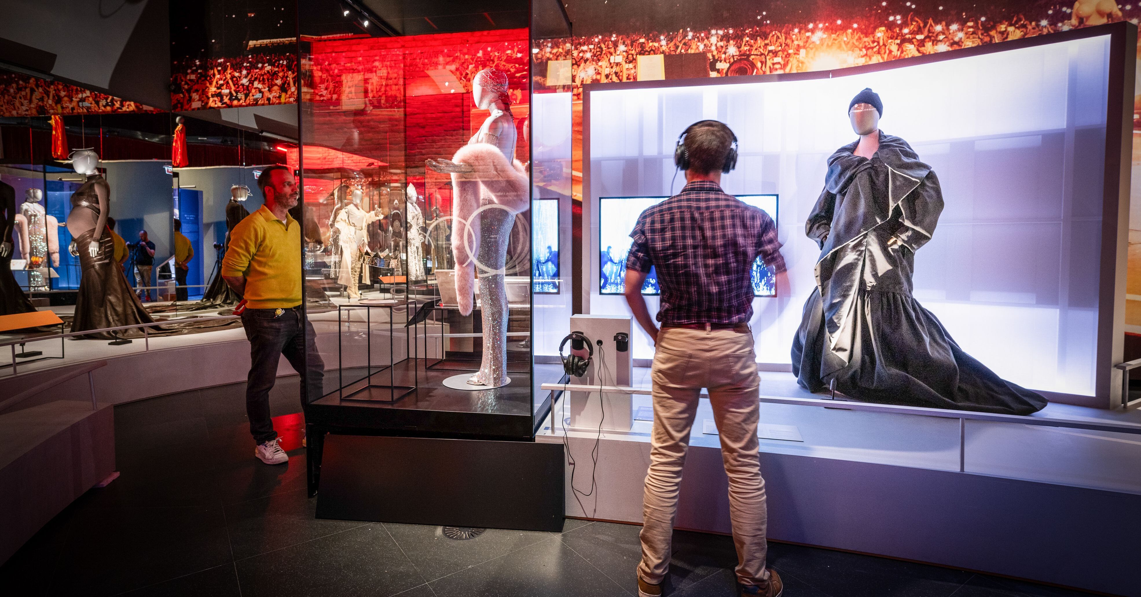 A kiállításról írták - beszámolók, kritikák, interjúk, újságcikkek a ...